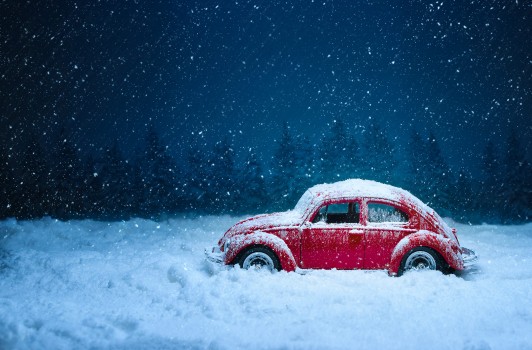Fondos de Pantalla Coche Rojo Sobre Suelo Cubierto de Nieve Durante el ...